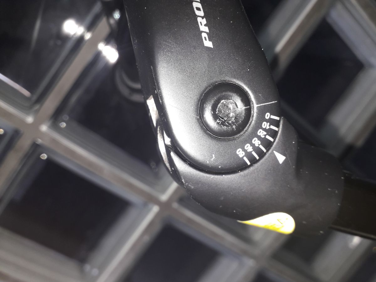 Promax mostek rowerowy – wyrobione gniazdo śruby ampulowej, jak odkręcić?