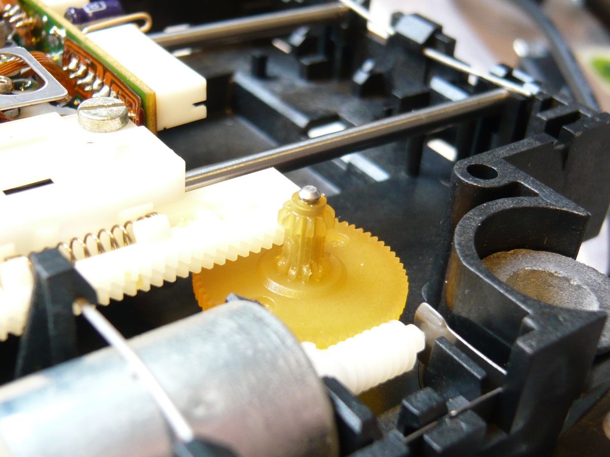 Naprawa napędu CD Philips RCD1 - wymiana uszkodzonej zębatki