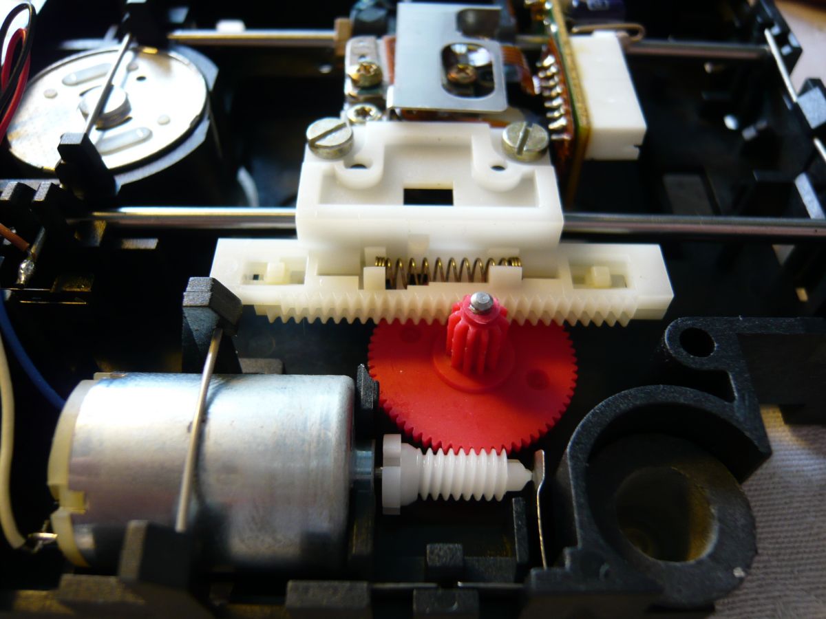 Naprawa napędu CD Philips RCD1 - wymiana uszkodzonej zębatki
