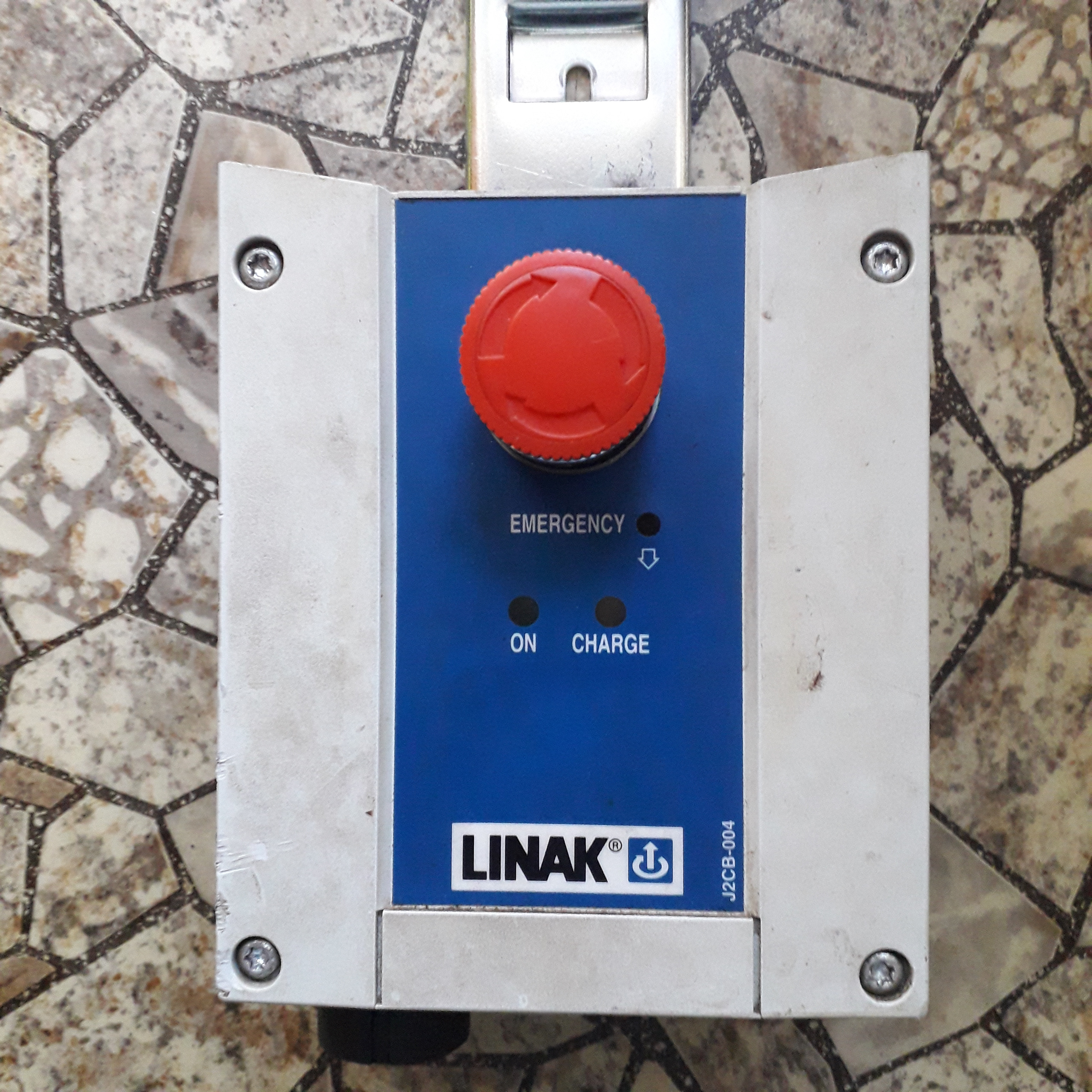 Dlaczego diody D13 i D14 w sterowniku J2CB-004 LINAK nie są przylutowane?