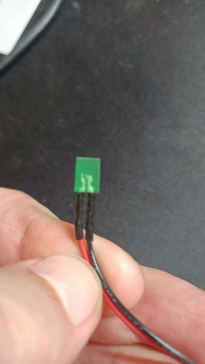 Commodore 64 - Jaka dioda POWER i wtyczka do podłączenia na płycie głównej?