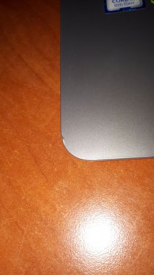 Czy odgniecenie w rogu laptopa może być przyczyną późniejszych problemów?