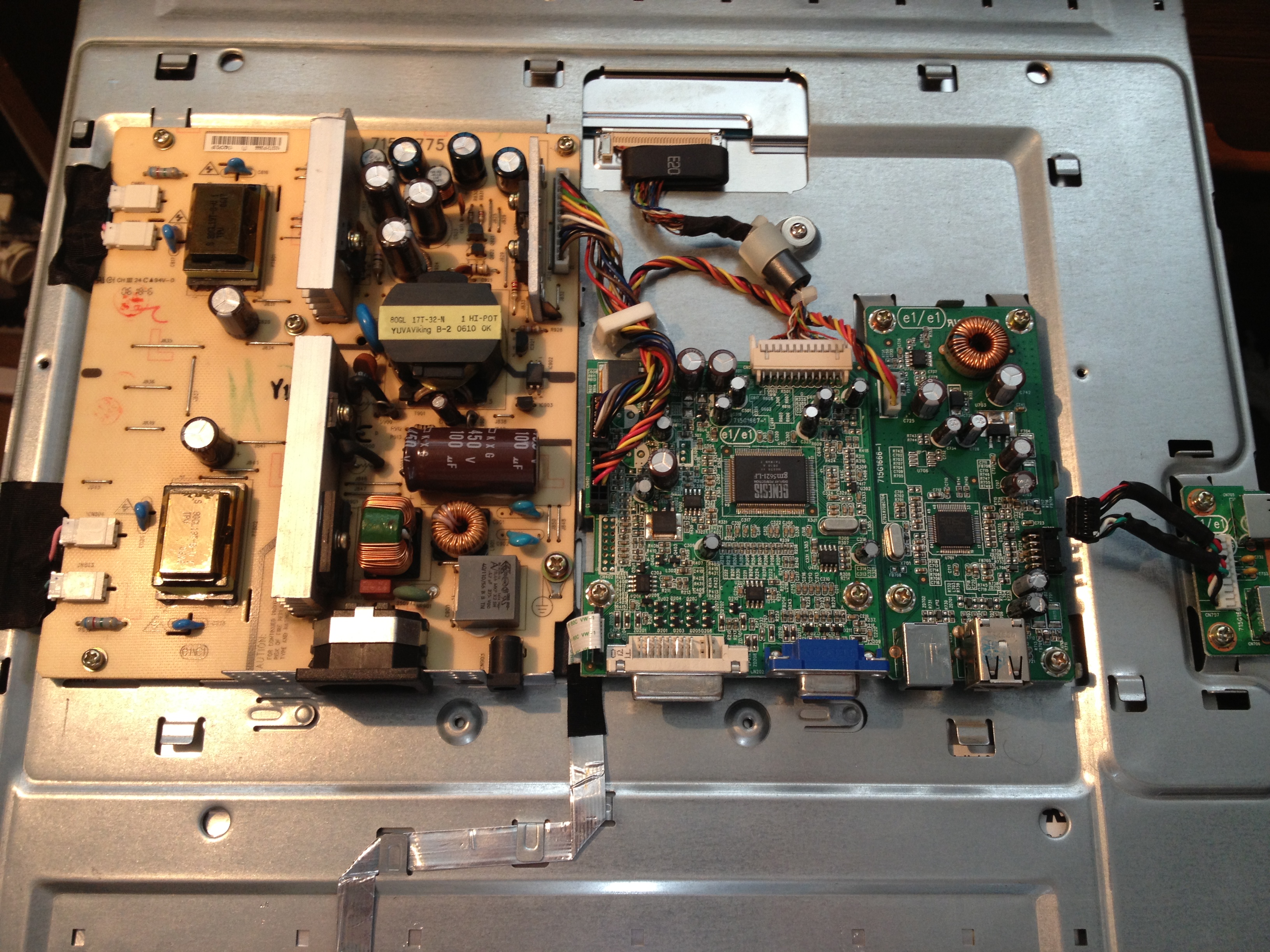 Dell 1707FPc - monitor gaśnie po 15-30 min, zielona dioda świeci, obraz ...