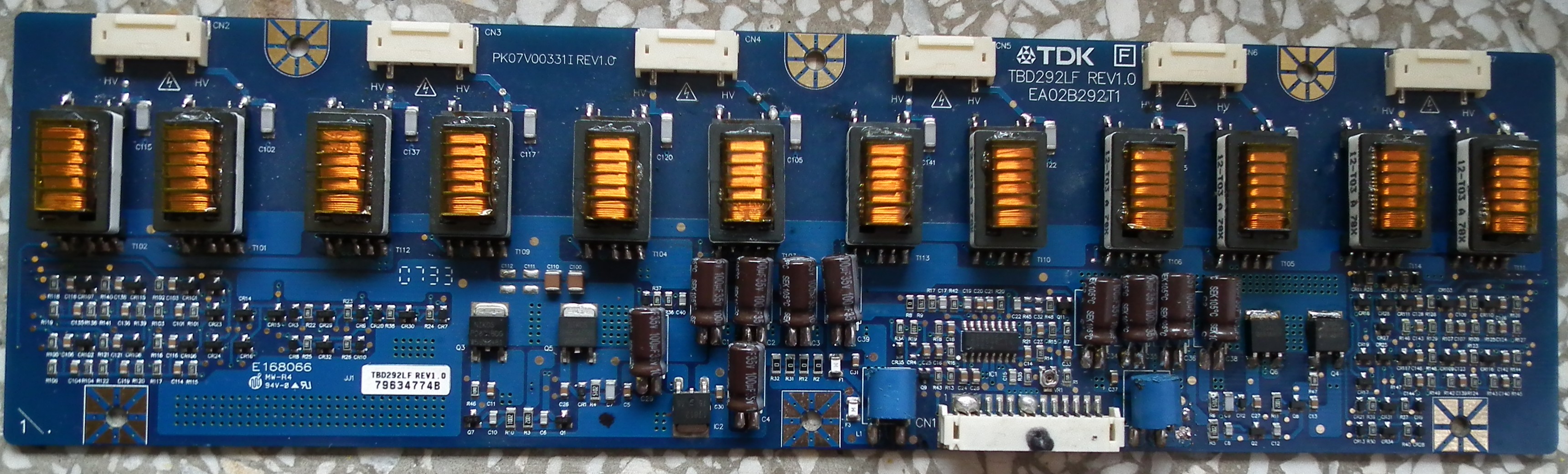 Acer LCD AL2416W - spuchnięte kondensatory i uszkodzone tranzystory Q4, Q6