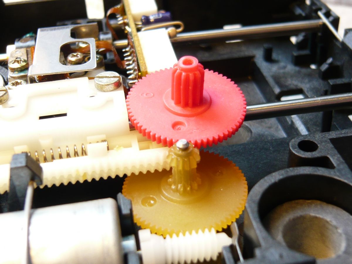 Naprawa napędu CD Philips RCD1 - wymiana uszkodzonej zębatki