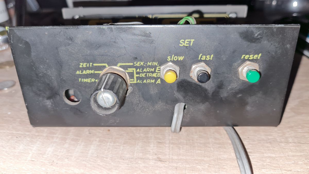 Zastępstwo dla mikrokontrolera MM5316 w niemieckim zegarze z wyświetlaczem