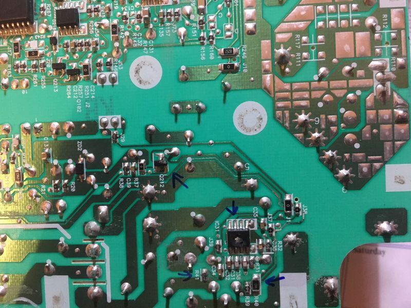 Wypalona ścieżka na płytce pcb ładowarki DeWalt DCB105 - 2