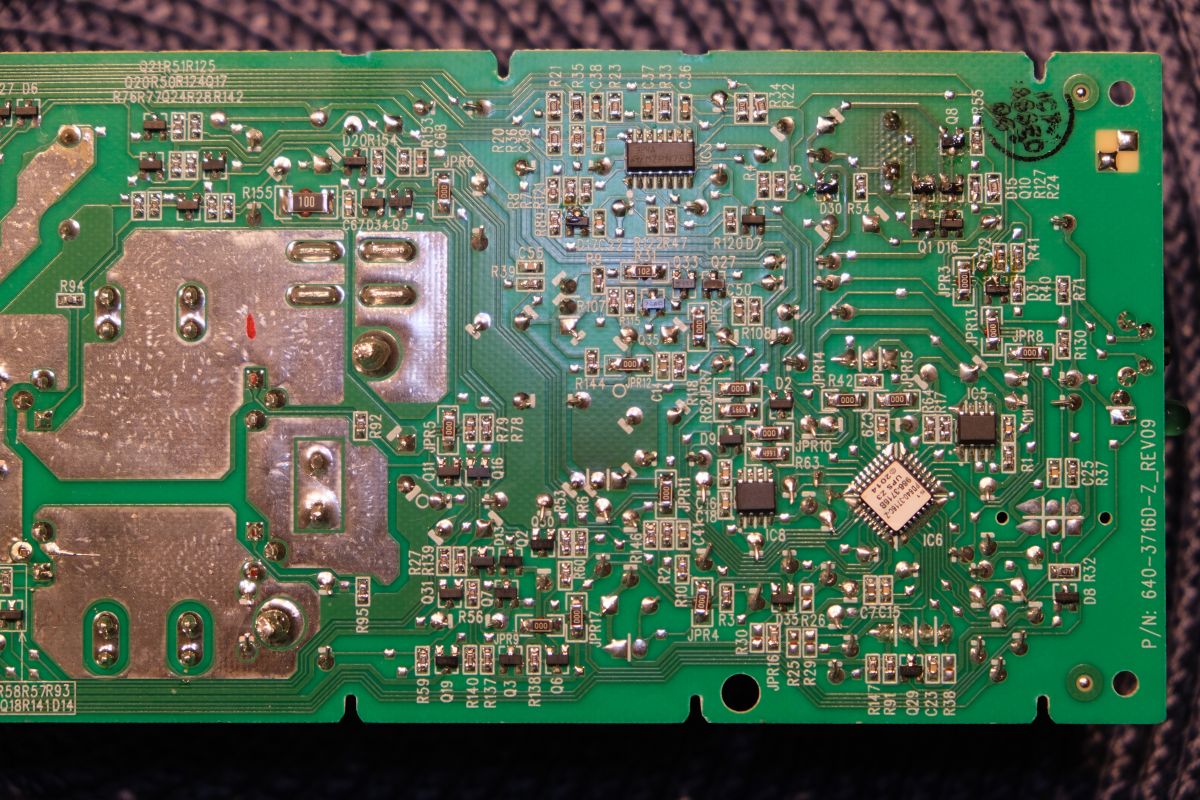 UPS APC Back-UPS 700 BX700UI - pstryka jakby przekaźnik