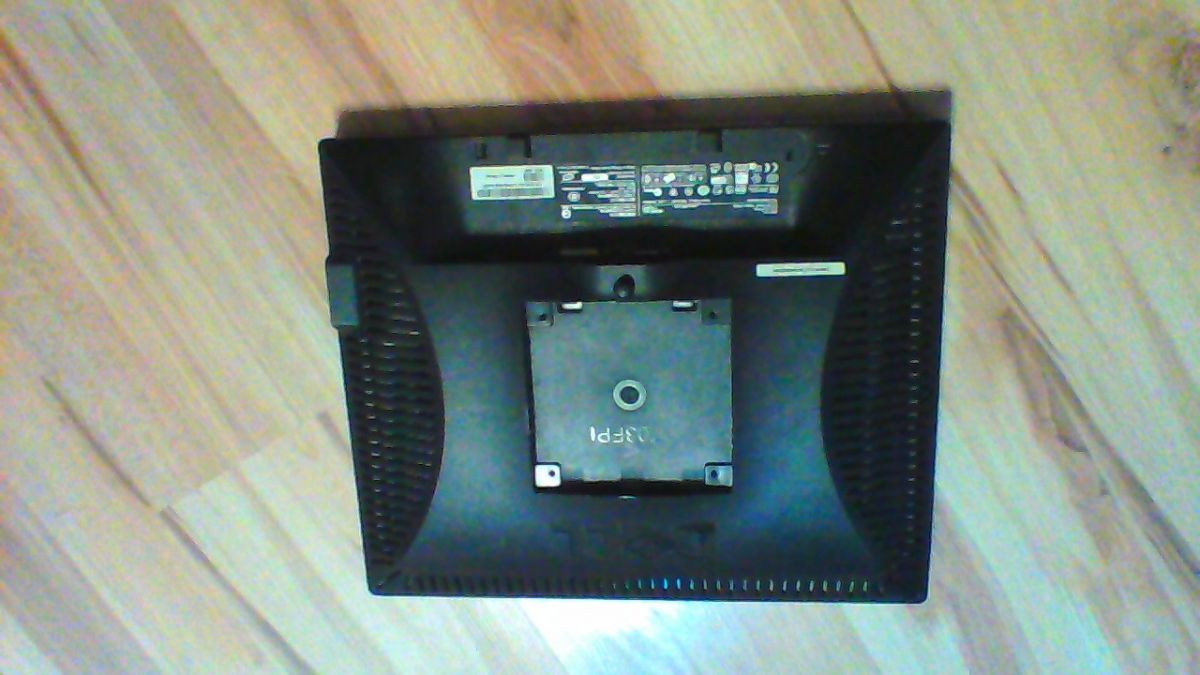 Jak rozłożyć monitor Dell 1703fpt i usunąć wodę między szybką a ...