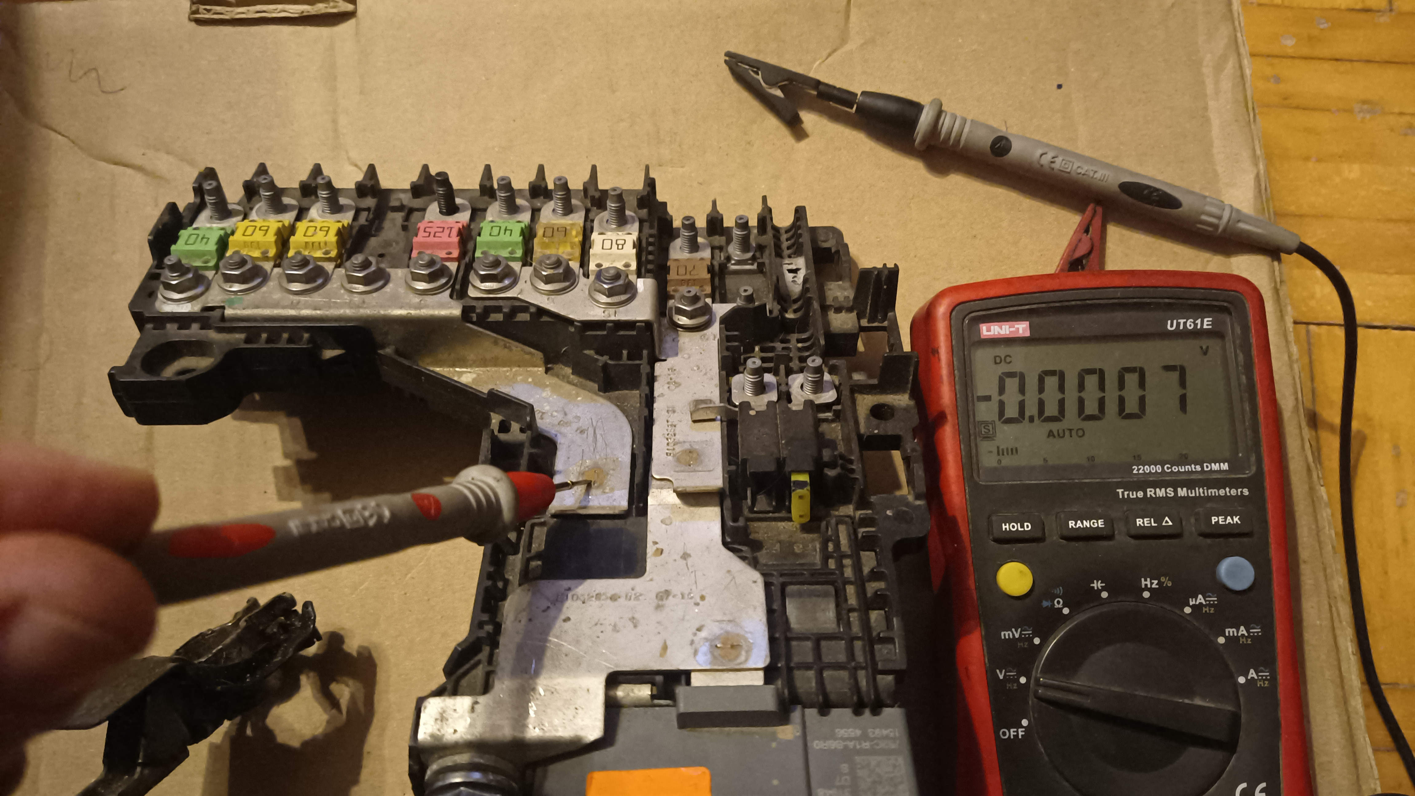 [Rozwiązano] Citroen C4 B7 1.2 HNZ: Szukam schematu wtyczki do modułu ...