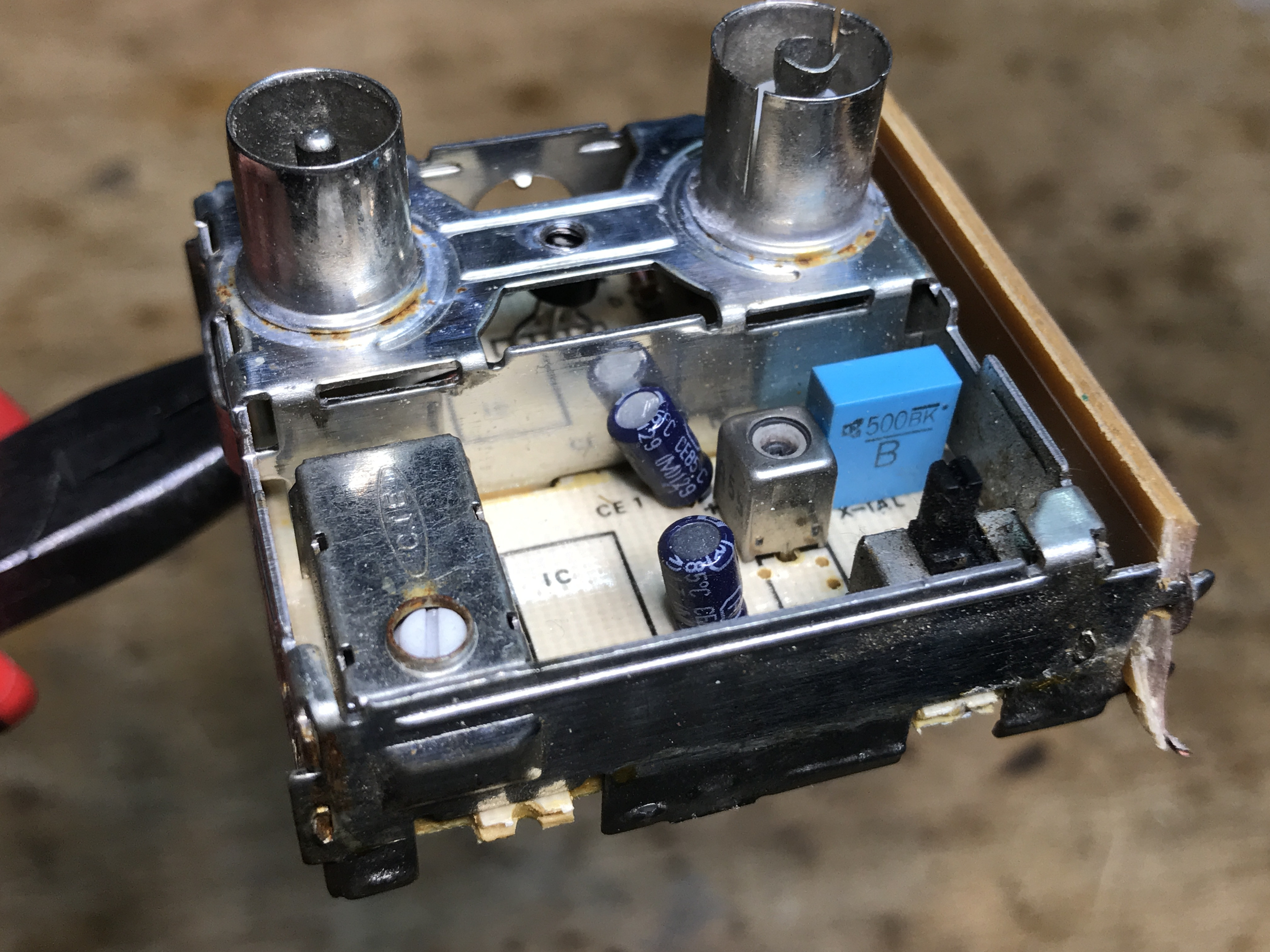 Stary tuner satelitarny Strong SRT-228 - wnętrze, odzysk części ze środka