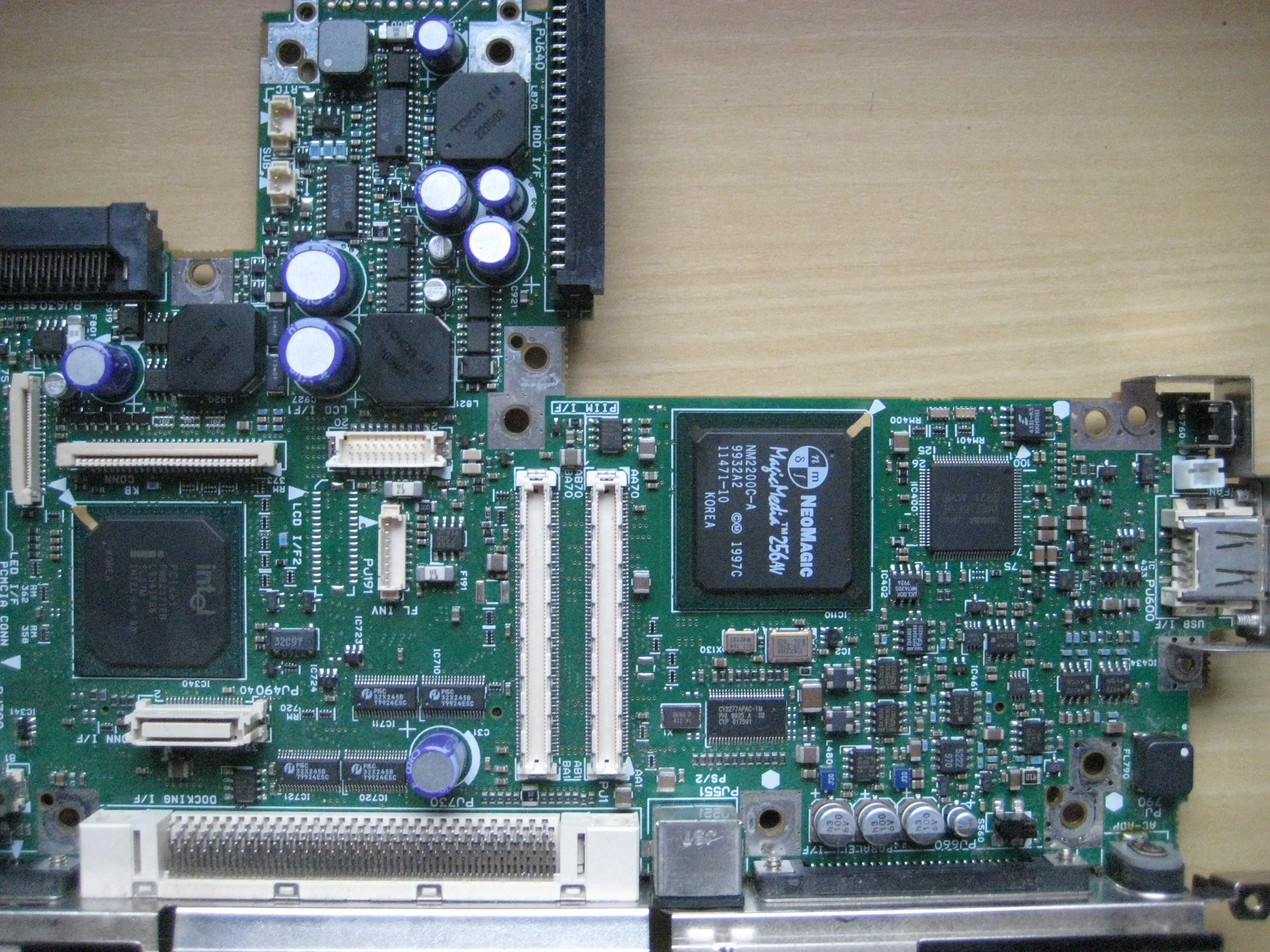 Toshiba Tecra 8000 zawiesza się po nagrzaniu - które elementy przelutować?