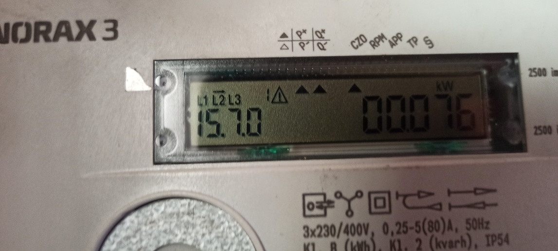 Licznik Norax 3 - nietypowe wskazania watów i amperów.