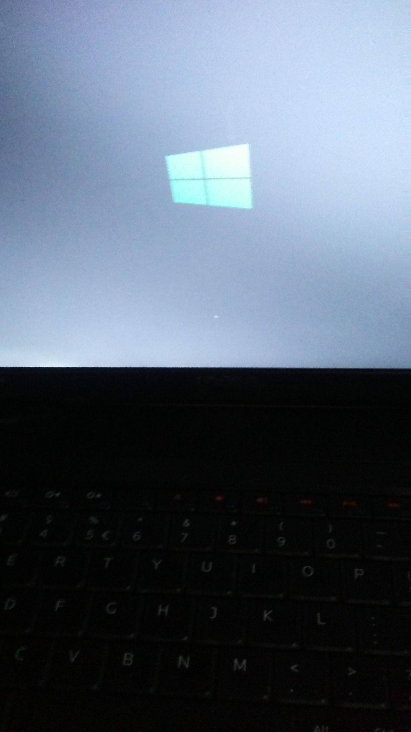 Laptop na zasilaniu z baterii często zawiesza się podczas uruchamiania