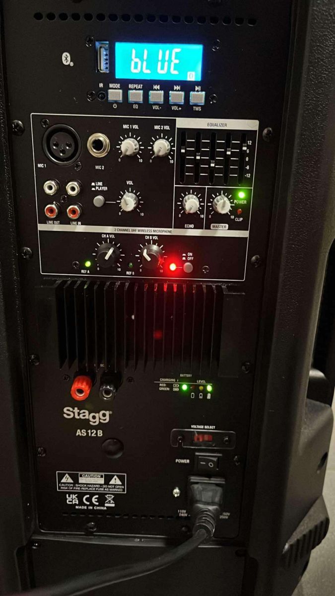 Jak poprawić nagłośnienie wokalu w salce prób z kolumną Stagg AS12B?