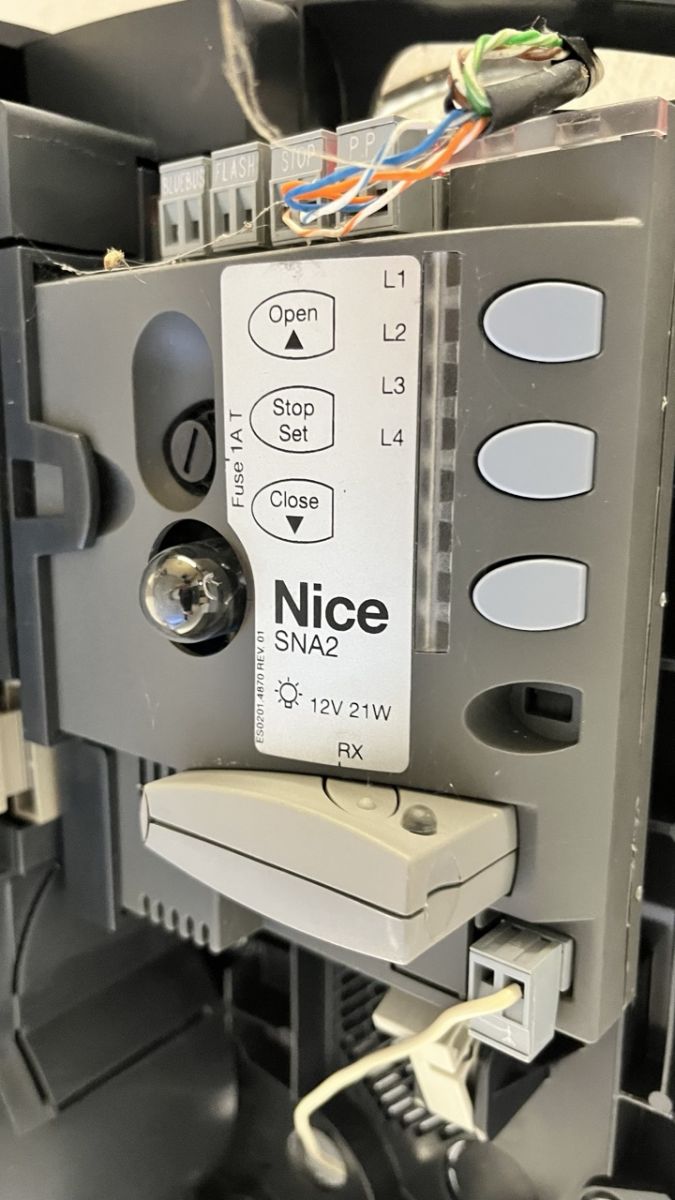 Jak podłączyć zasilanie awaryjne do napędu bramy NICE Spin SN6021?