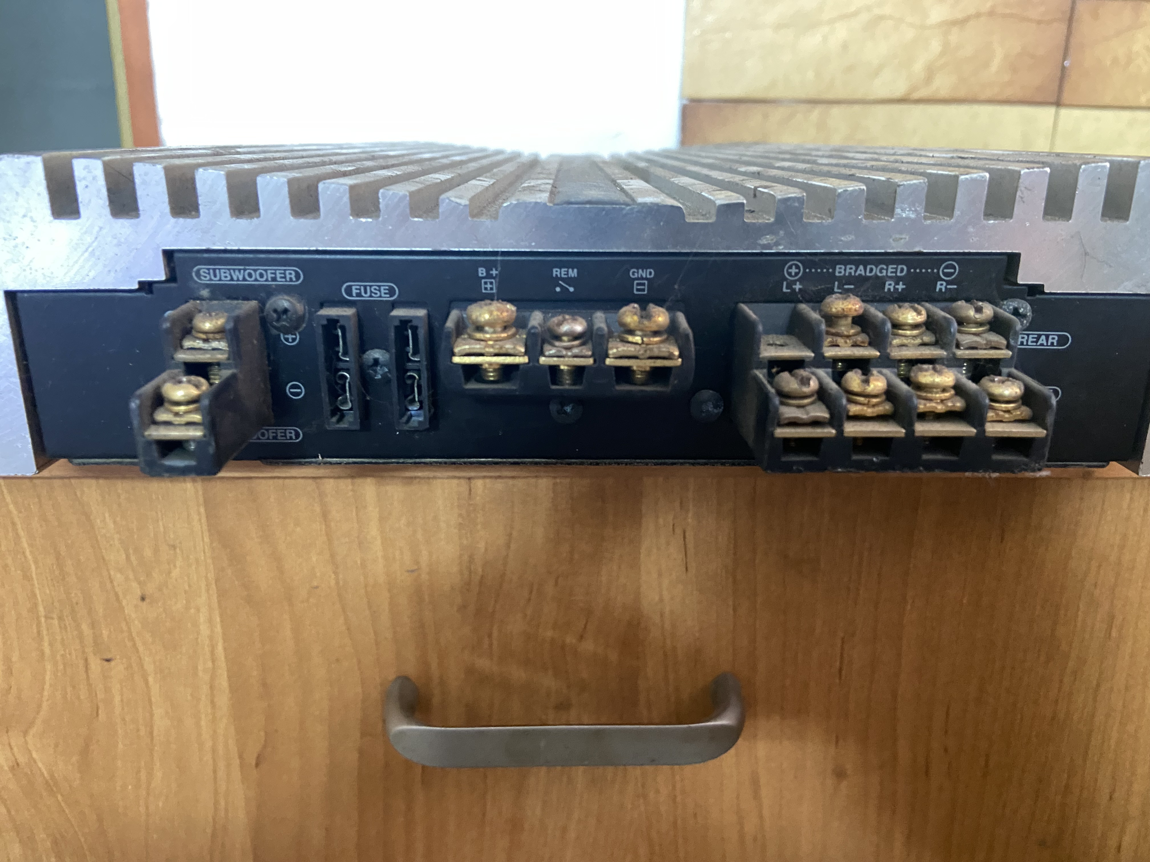 Witam, mam pytanie czy w tym wzmacniaczu (PHONOCAR PH 545) można wykonać mostek?