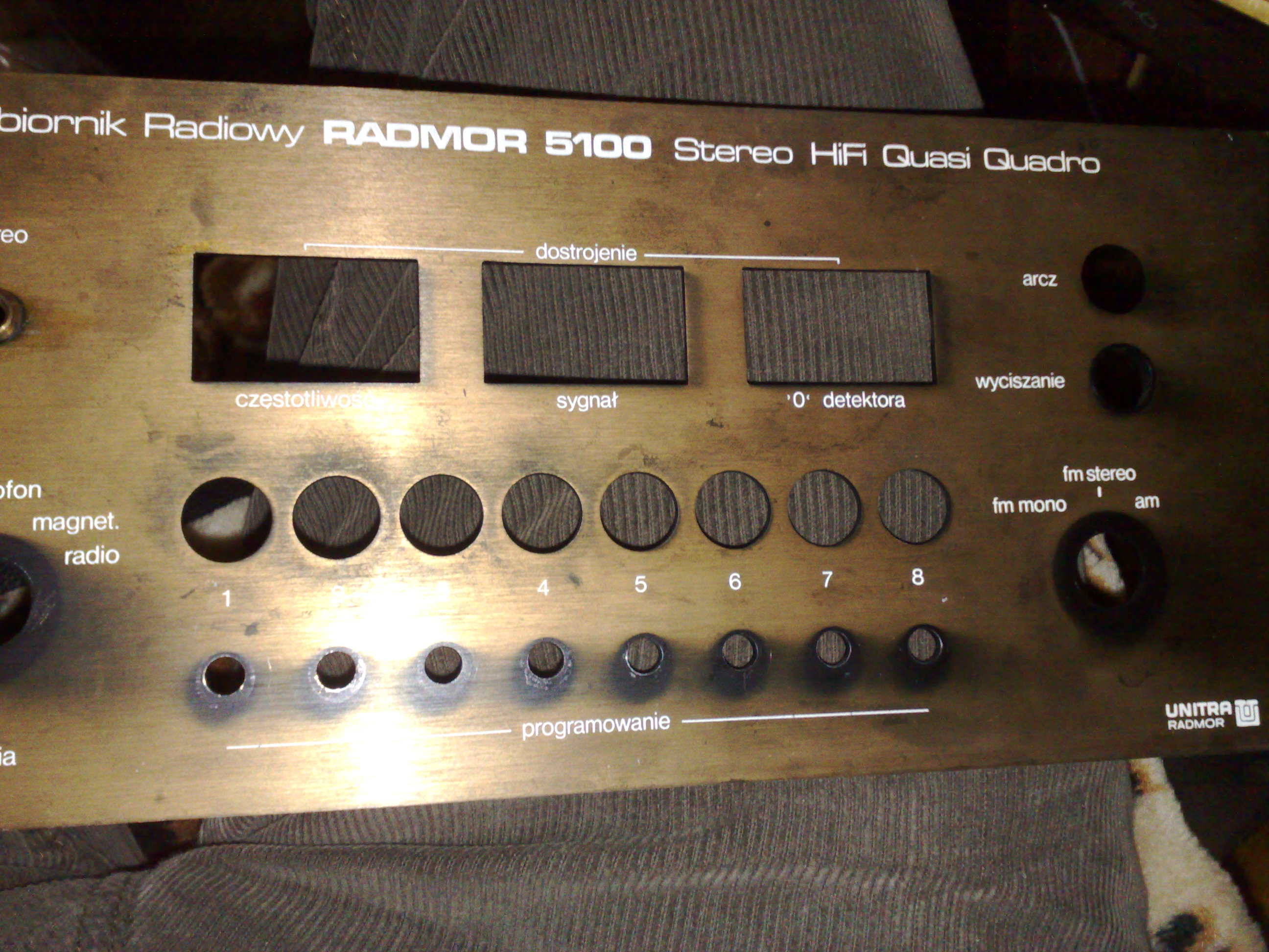 Jak skutecznie wyczyścić przedni panel amplitunera Radmor 5100?