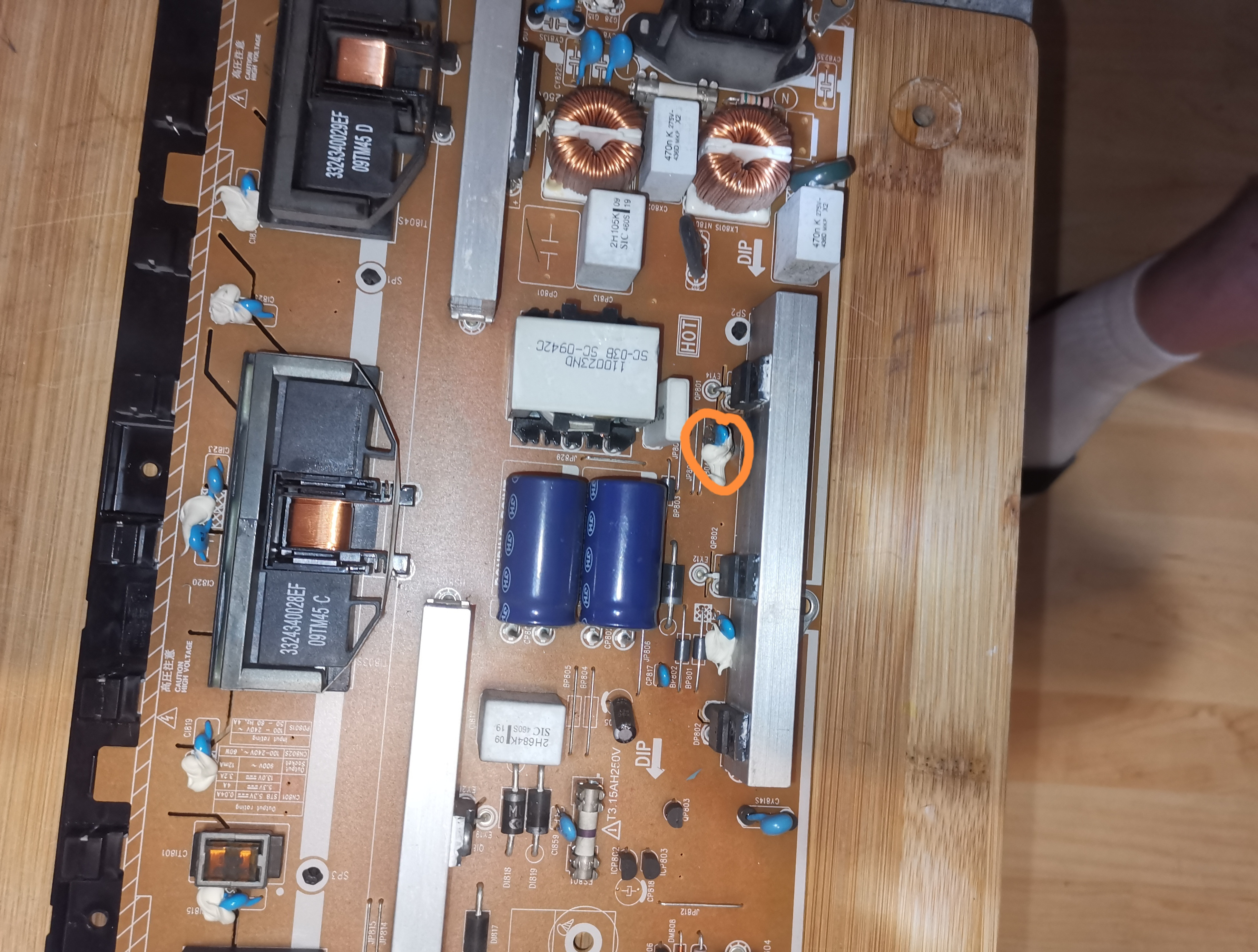 Spalony kondensator w telewizorze Samsung LE40B550A5W - czy można naprawić samodzielnie?