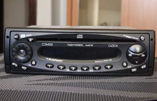 Jak podłączyć z powrotem głośnik do radia Blaupunkt w samochodzie?