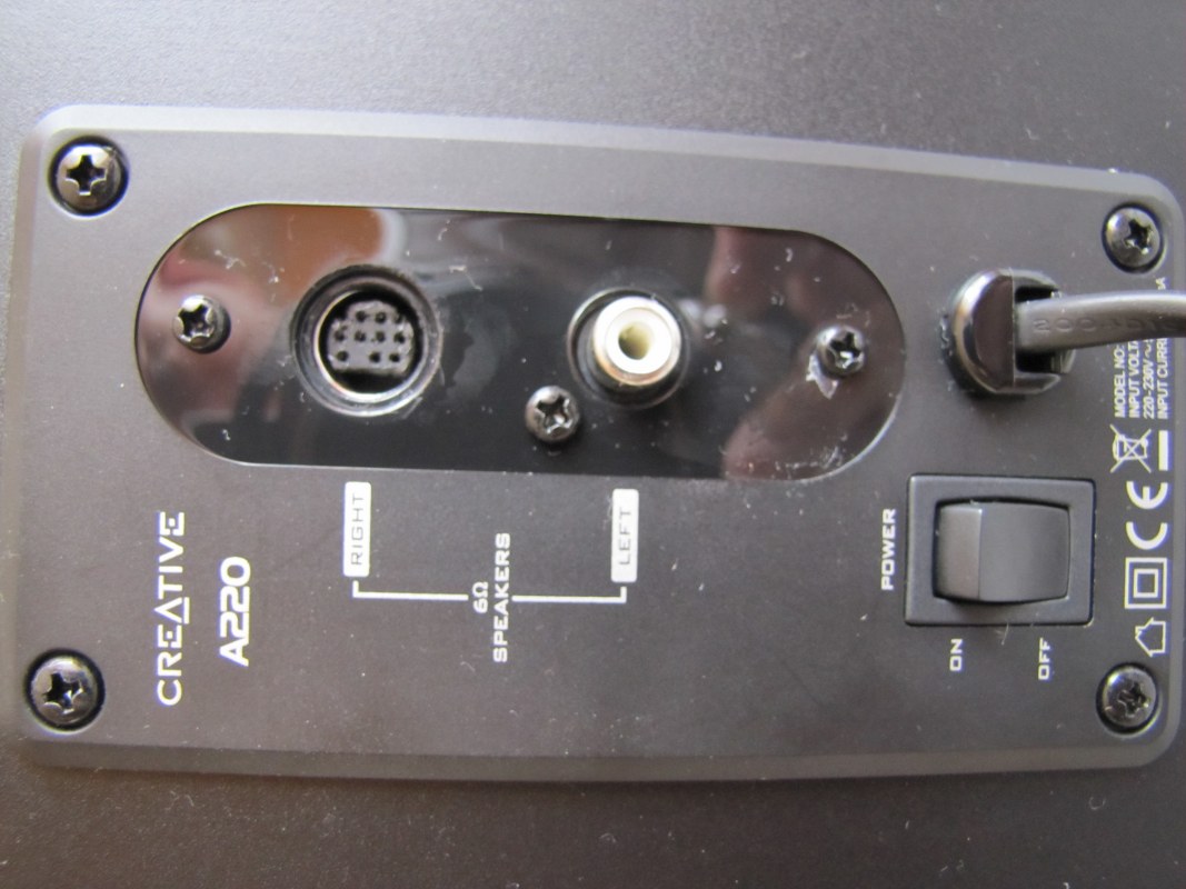 Jak przylutować kable do wtyku Mini-Din 9 w głośnikach Creative A220?