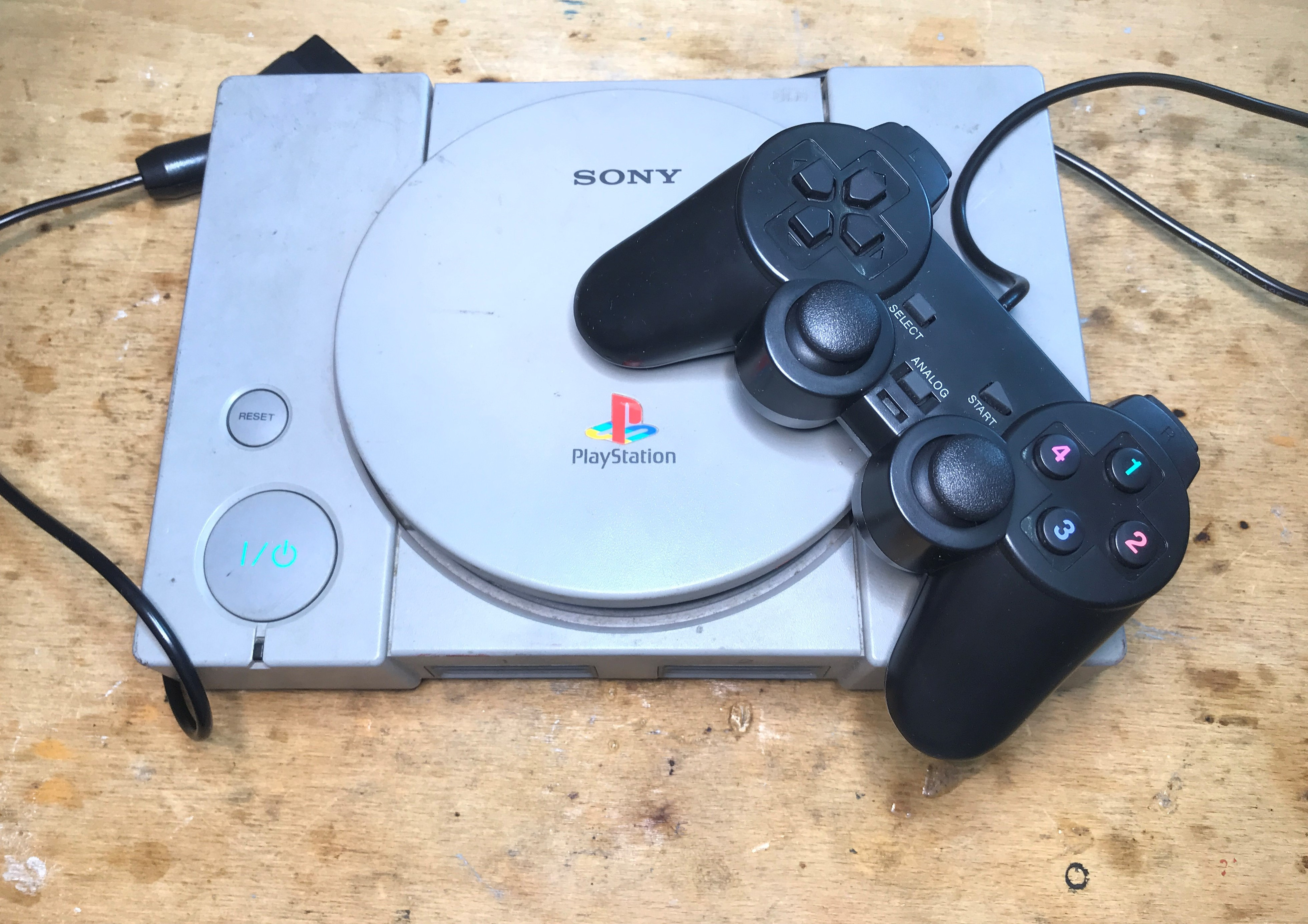 Wnętrze konsoli PlayStation SCPH-7502 (dodatkowo wnętrze pada)