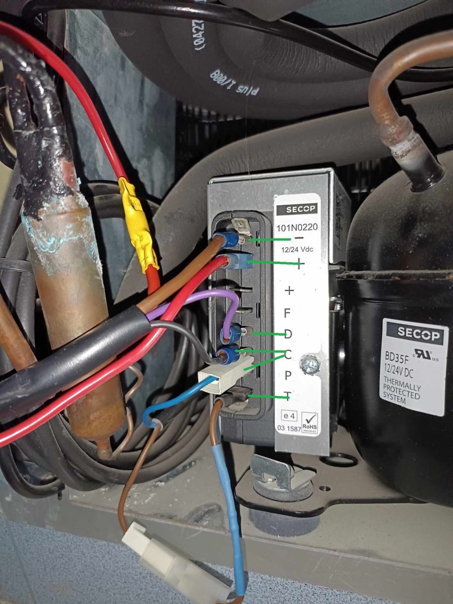 Źle pracujące zabezpieczenie akumulatora lodówka Waeco CB40 kompresor ...